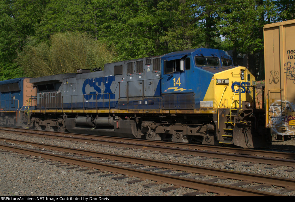 CSX AC44CW 14 in YN2 trails on Q418-14